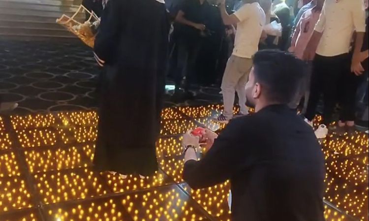 «على ركبته شاب يتقدم لخطبة فتاة أثناء حفل تخرجها بآداب المنوفية