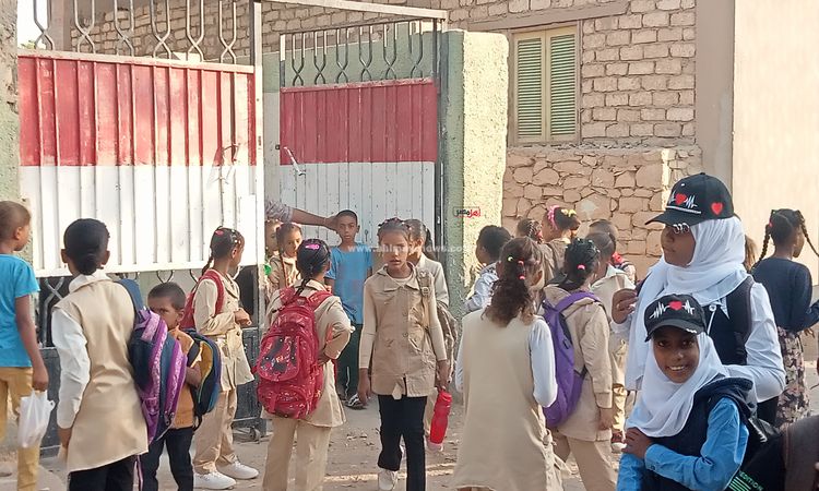حُزن على وجوه تلاميذ تبدأ دراستهم غدًا بالأقصر زعلانين عشان مش يومهم