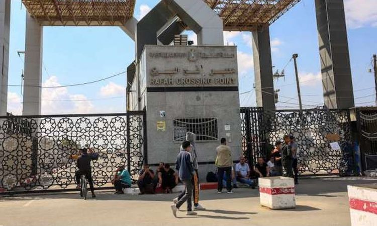 عبور 82 شاحنة مساعدات واستقبال 15 مصابًا عبر معبر رفح أهل مصر